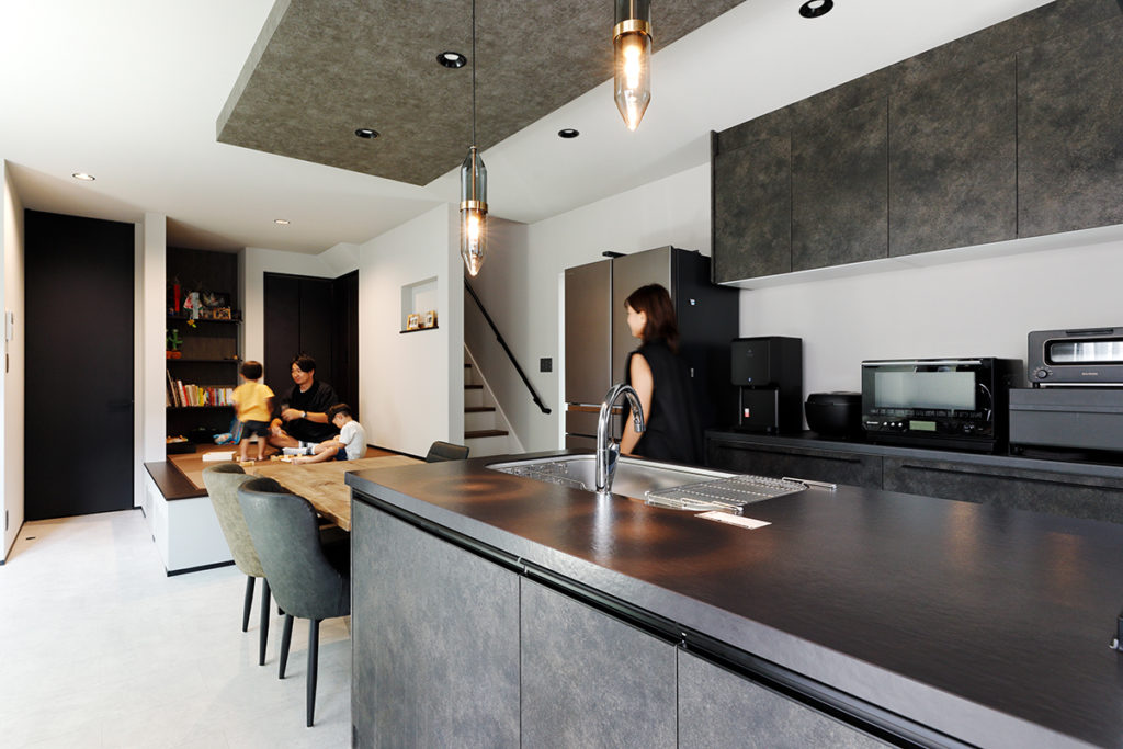 吹き抜けから明るい光が降り注ぐホテルライクなLDK | THE HOUSE（ザ ハウス） | 1,780万円で注文住宅！