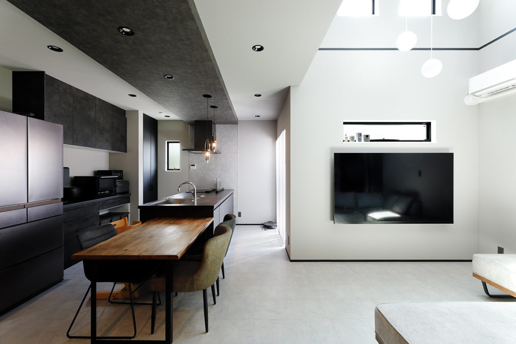 吹き抜けから明るい光が降り注ぐホテルライクなLDK | THE HOUSE（ザ ハウス） | 1,780万円で注文住宅！